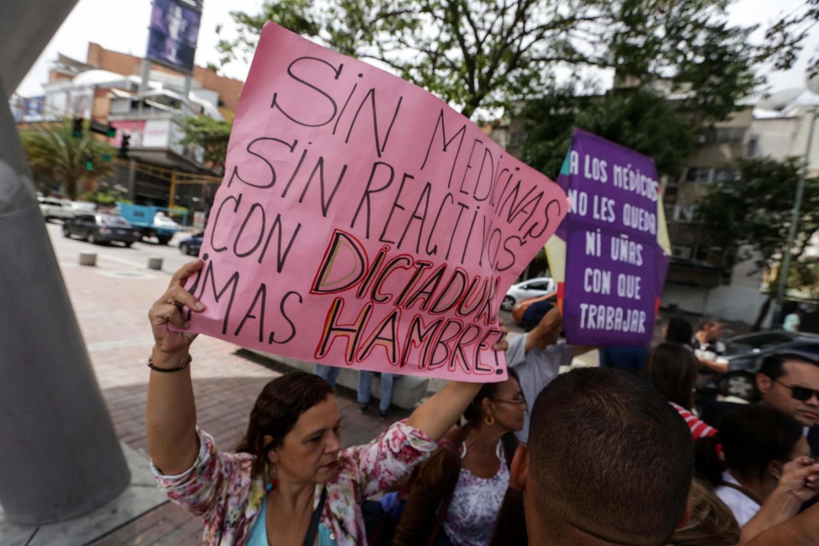 Estudiantes y representantes de la salud piden solución a crisis en ...