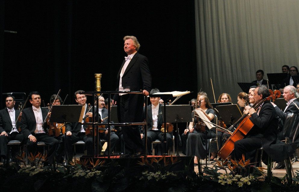 Szarán cumplió 40 años dirigiendo - Artes y Espectáculos - ABC Color