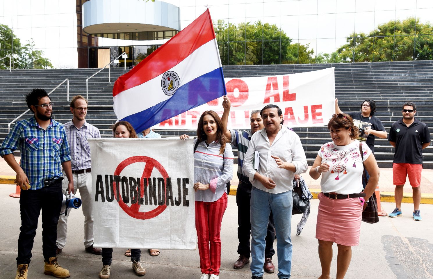 Piden a la gente repudiar y dejar web - Política - ABC Color