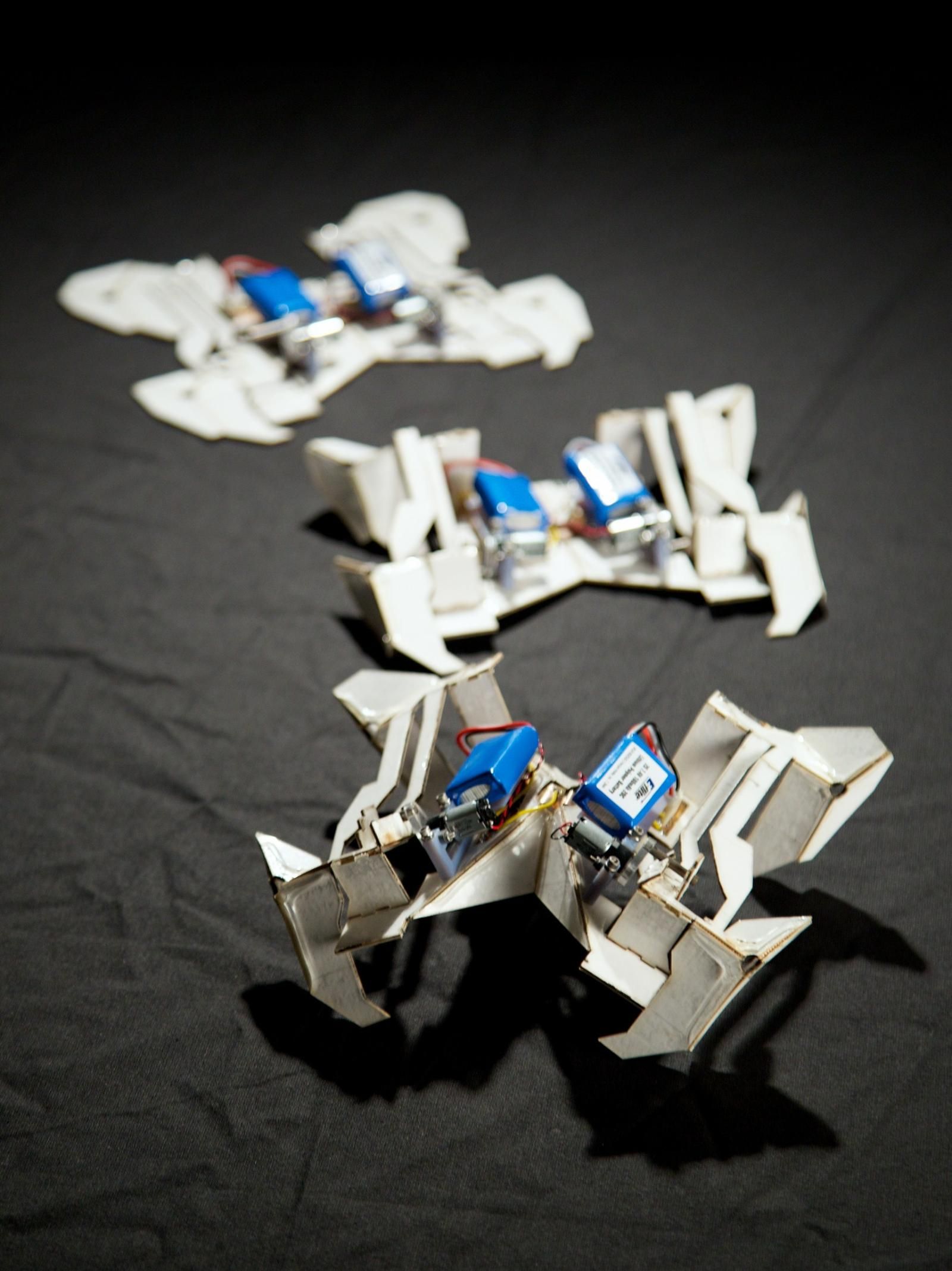 Robots inspirados en origamis se despliegan solos y se van caminando ...