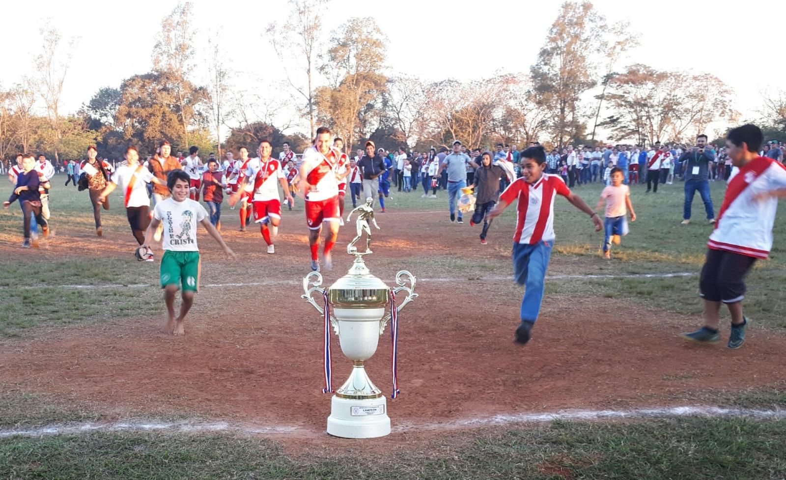 Capitán Mauricio José Troche se queda con la copa en Curuguaty - 3 ...