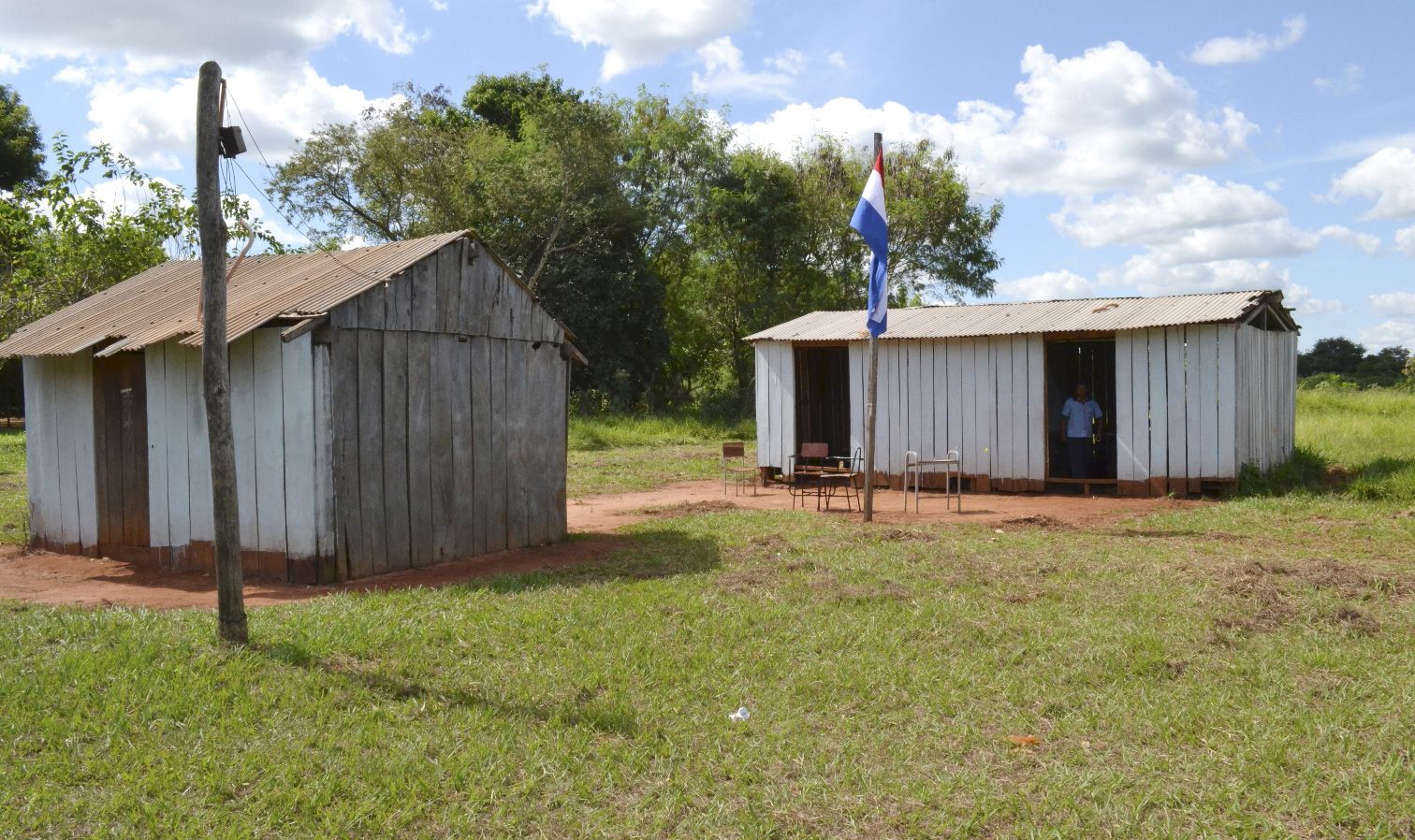 Dan clases en una precaria escuela - 3 Fronteras - ABC Color