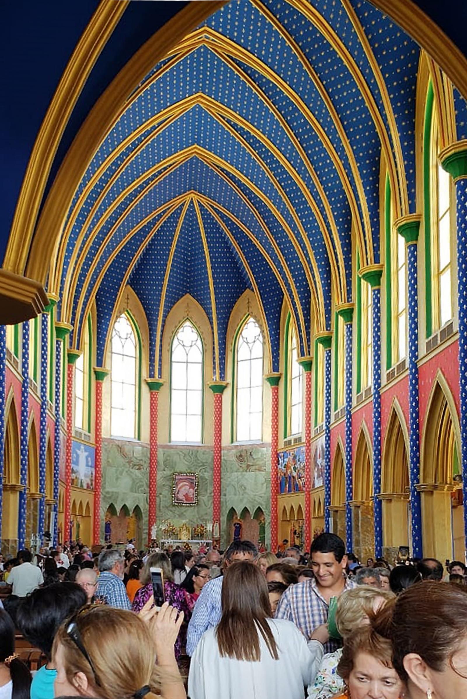 Imponente nuevo templo - Interior - ABC Color