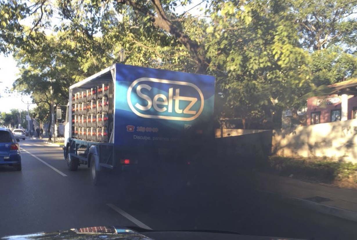 Un camión repartidor contamina el ambiente - Ciudadano digital - ABC Color