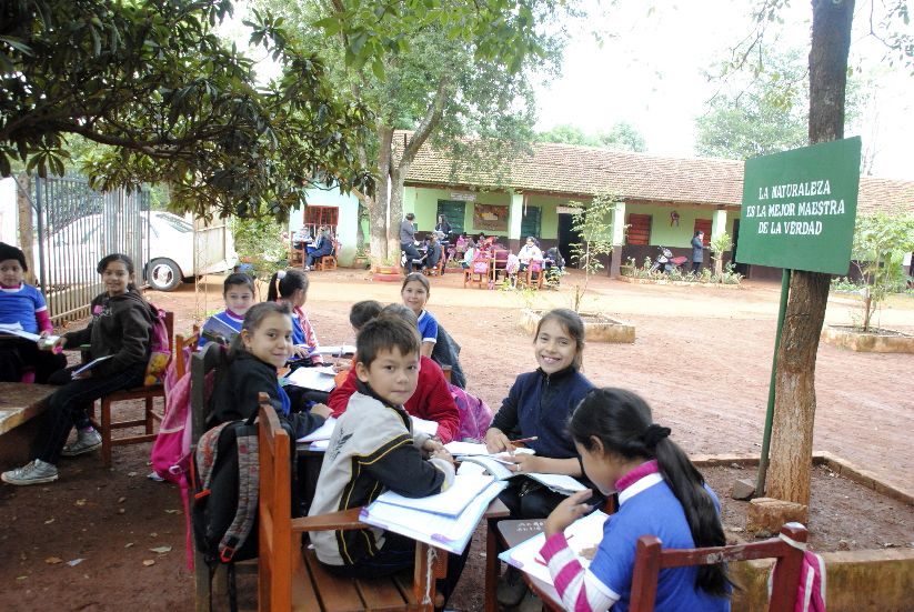 Alumnos dan clases bajo los árboles a causa de la gran humedad en aulas ...