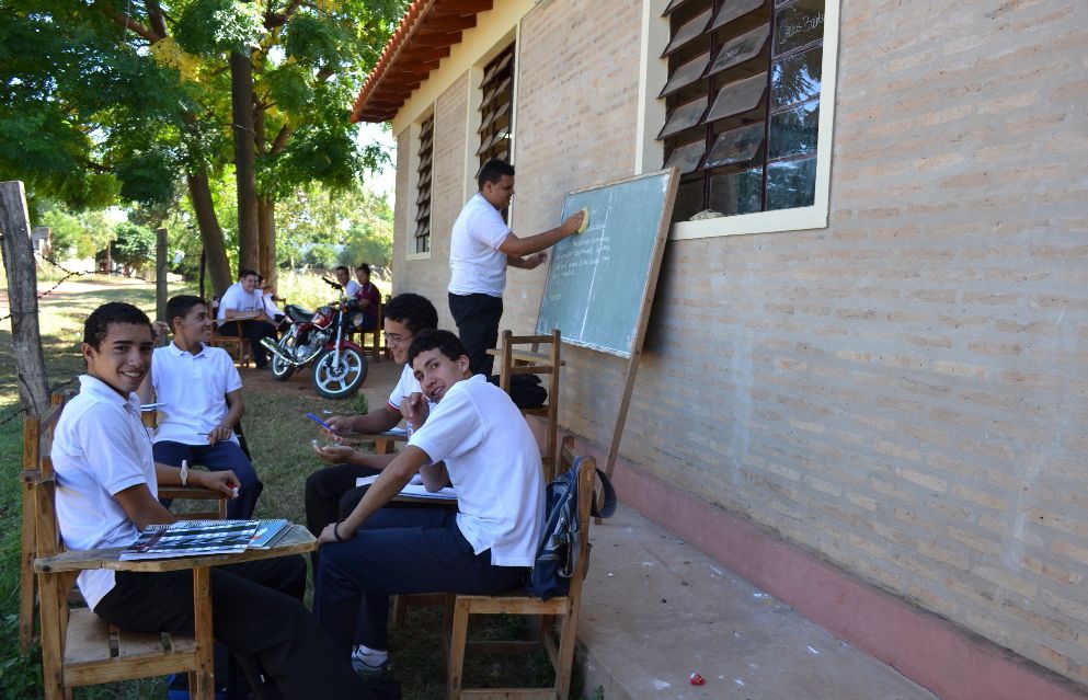 Alumnos seguirán dando clases bajo árboles - Nacionales - ABC Color