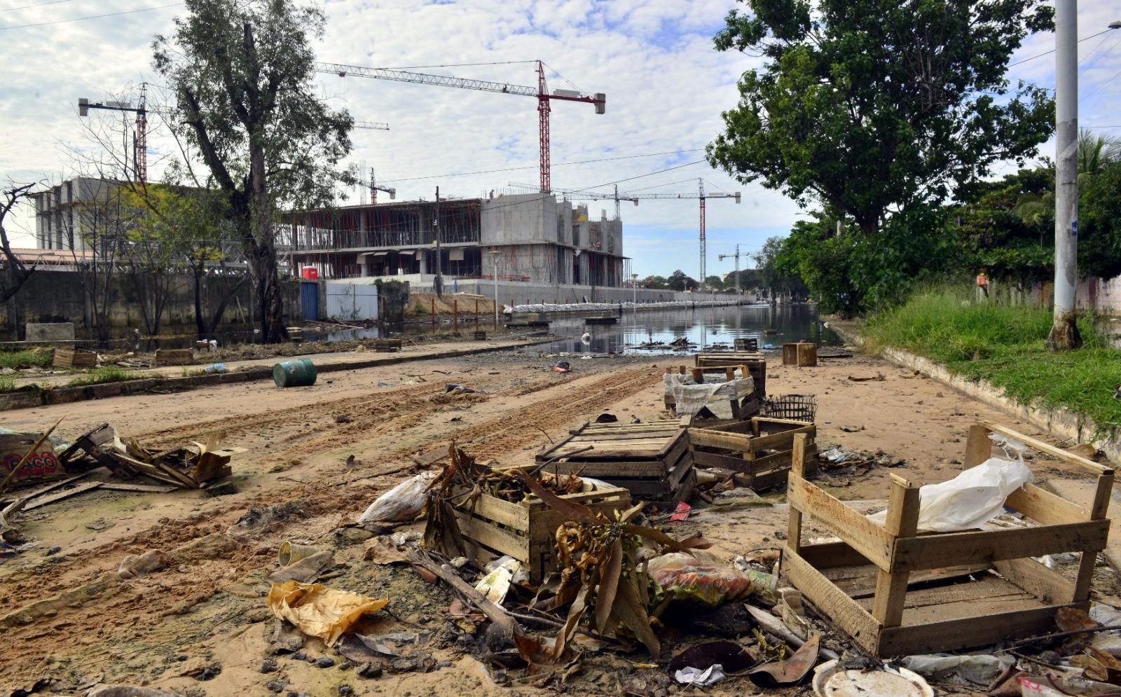 Basura y olor nauseabundo en zona de obras de las oficinas de gobierno ...