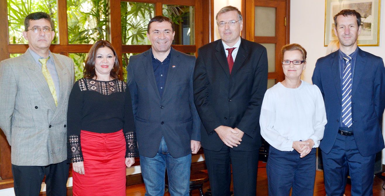 Homenaje a Eric Samson en la Embajada de Francia - Sociales - ABC Color