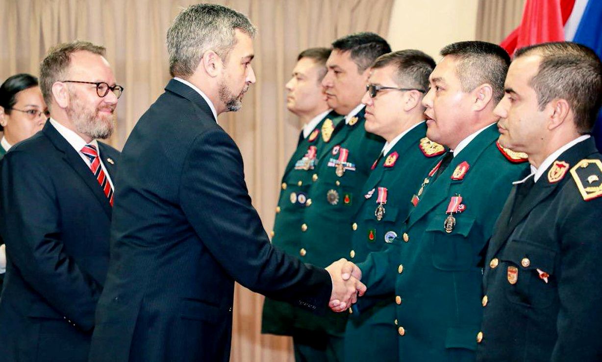 Distinguen a militares paraguayos - Política - ABC Color