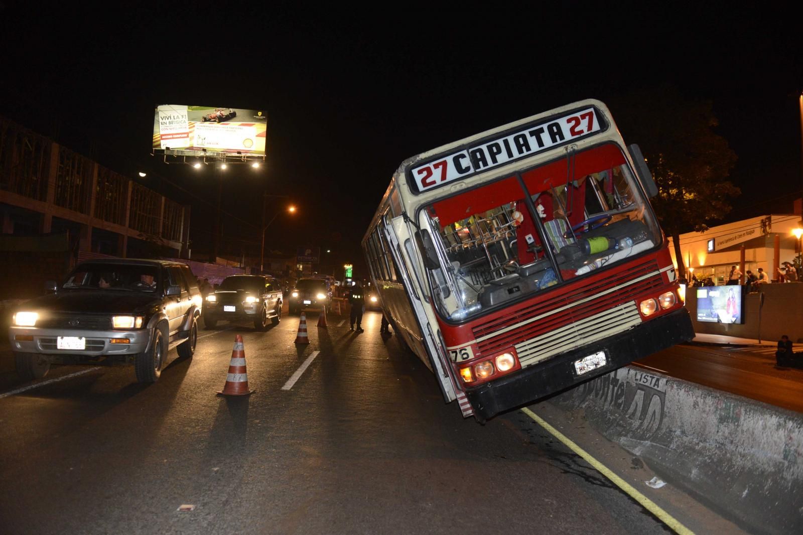 Bus queda atascado en separador de carriles - Nacionales - ABC Color