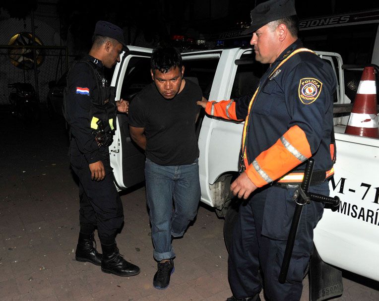 Persiguen y atrapan a supuesto ladrón - Nacionales - ABC Color Persiguen y atrapan a supuesto ladrón - Nacionales - ABC Color